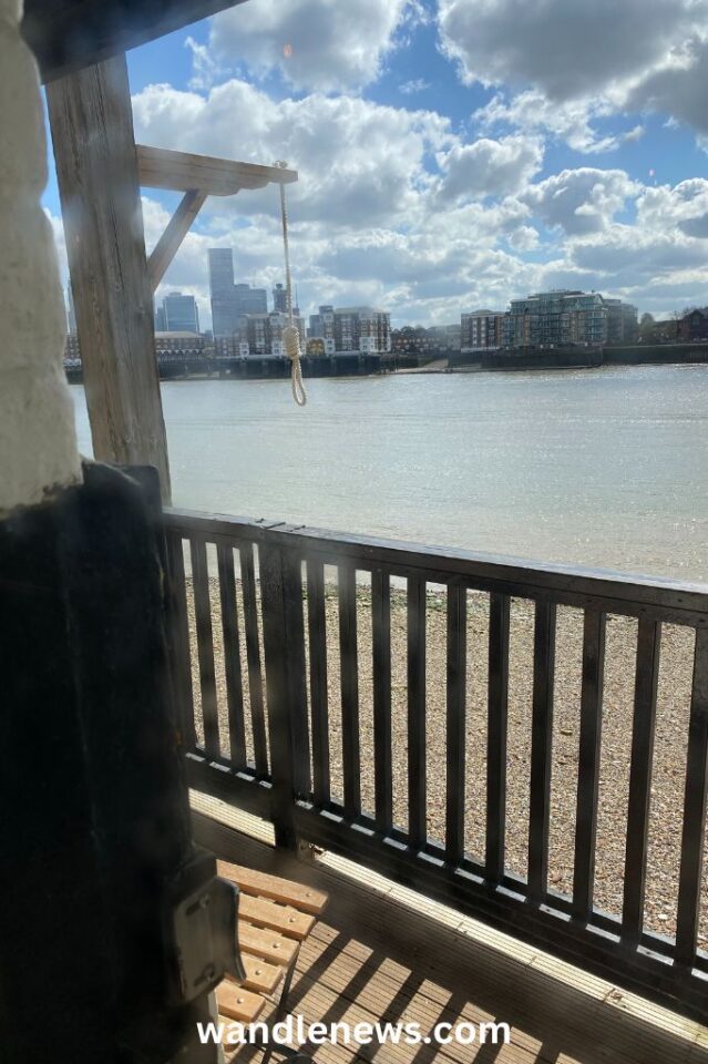 The Prospect of Whitby Beach on the River Thames