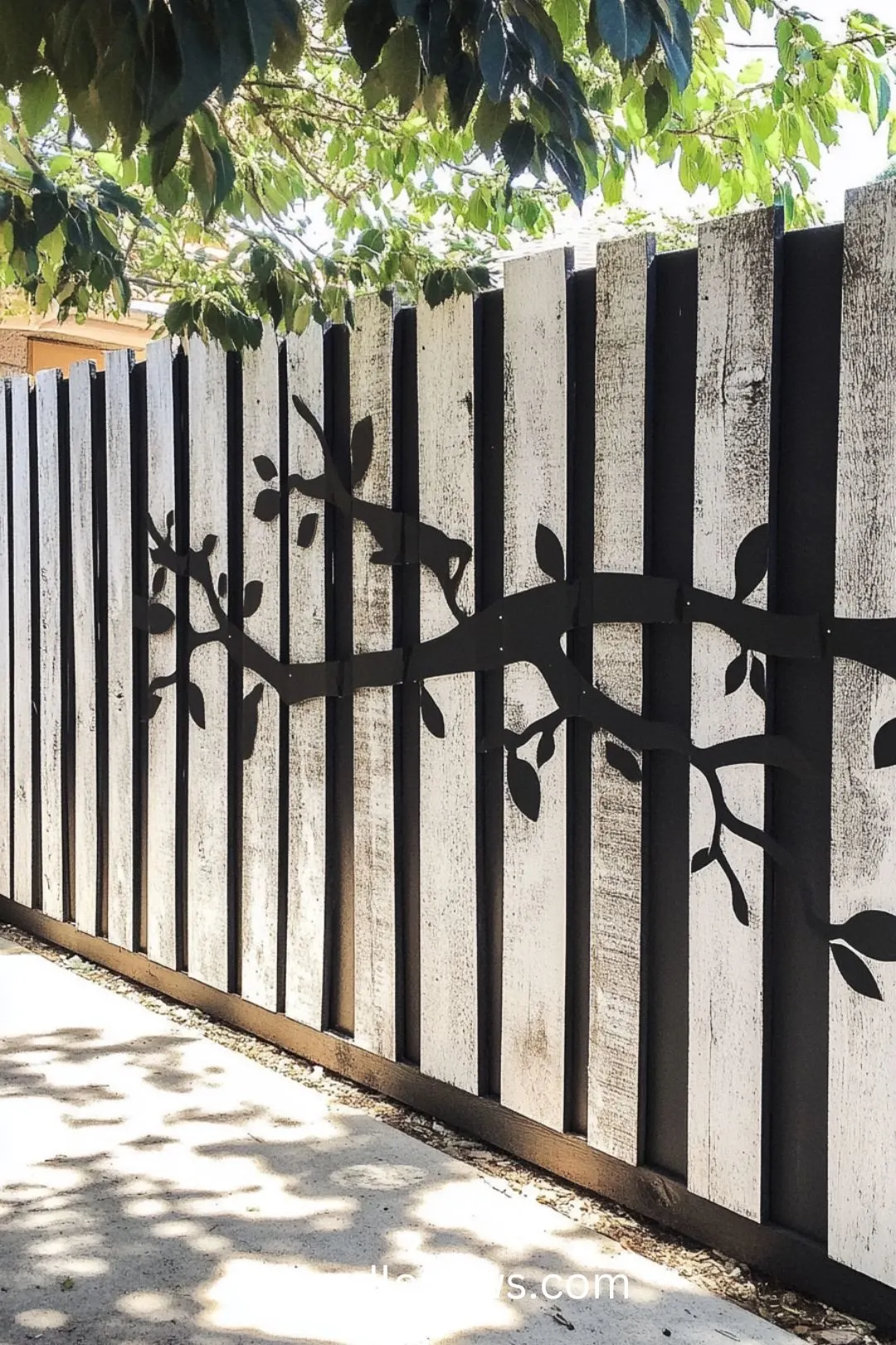 23 Creative Ideas to Transform Your Garden Fence into Art